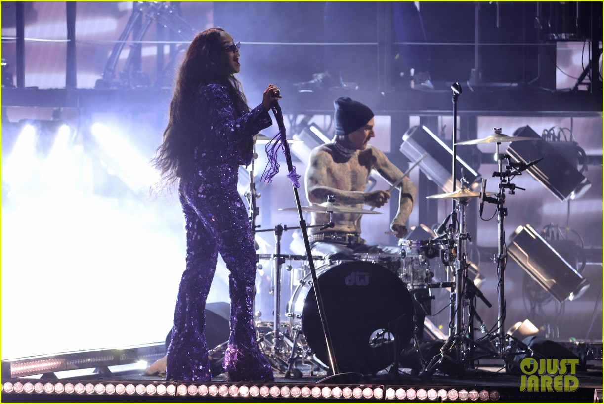 H.E.R. Performs Rock Medley with Lenny Kravitz & Travis Barker at ...