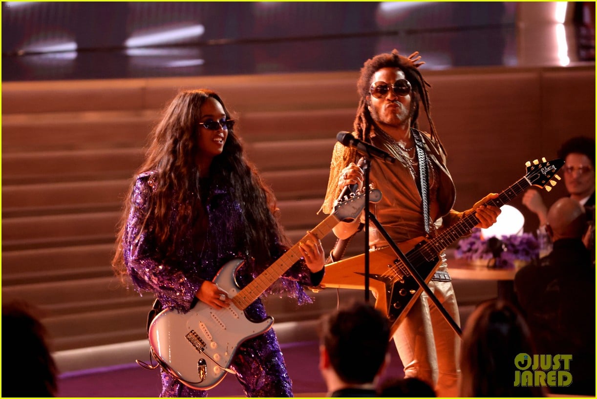H.E.R. Performs Rock Medley with Lenny Kravitz & Travis Barker at ...