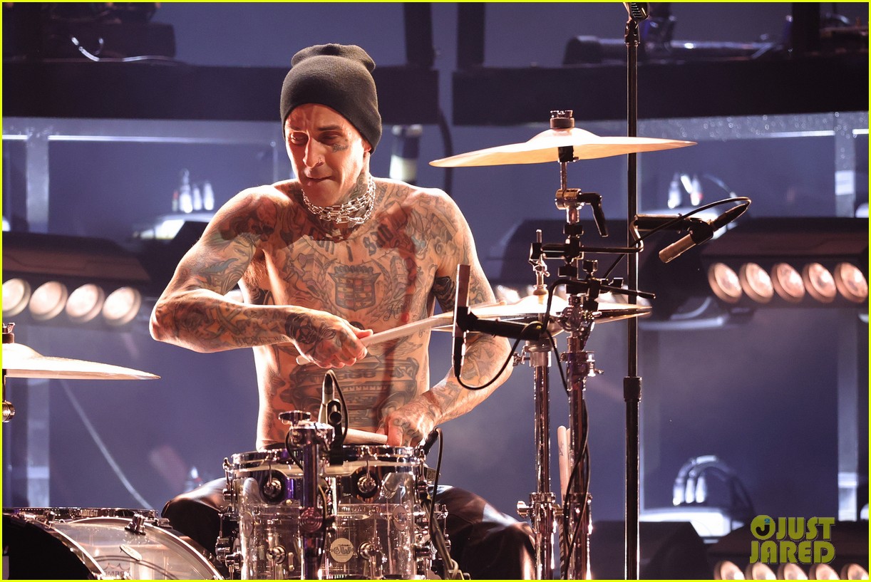 H.E.R. Performs Rock Medley with Lenny Kravitz & Travis Barker at ...