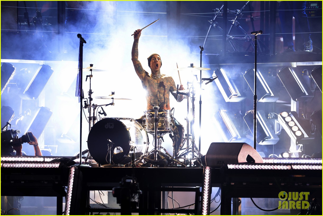 H.E.R. Performs Rock Medley with Lenny Kravitz & Travis Barker at ...