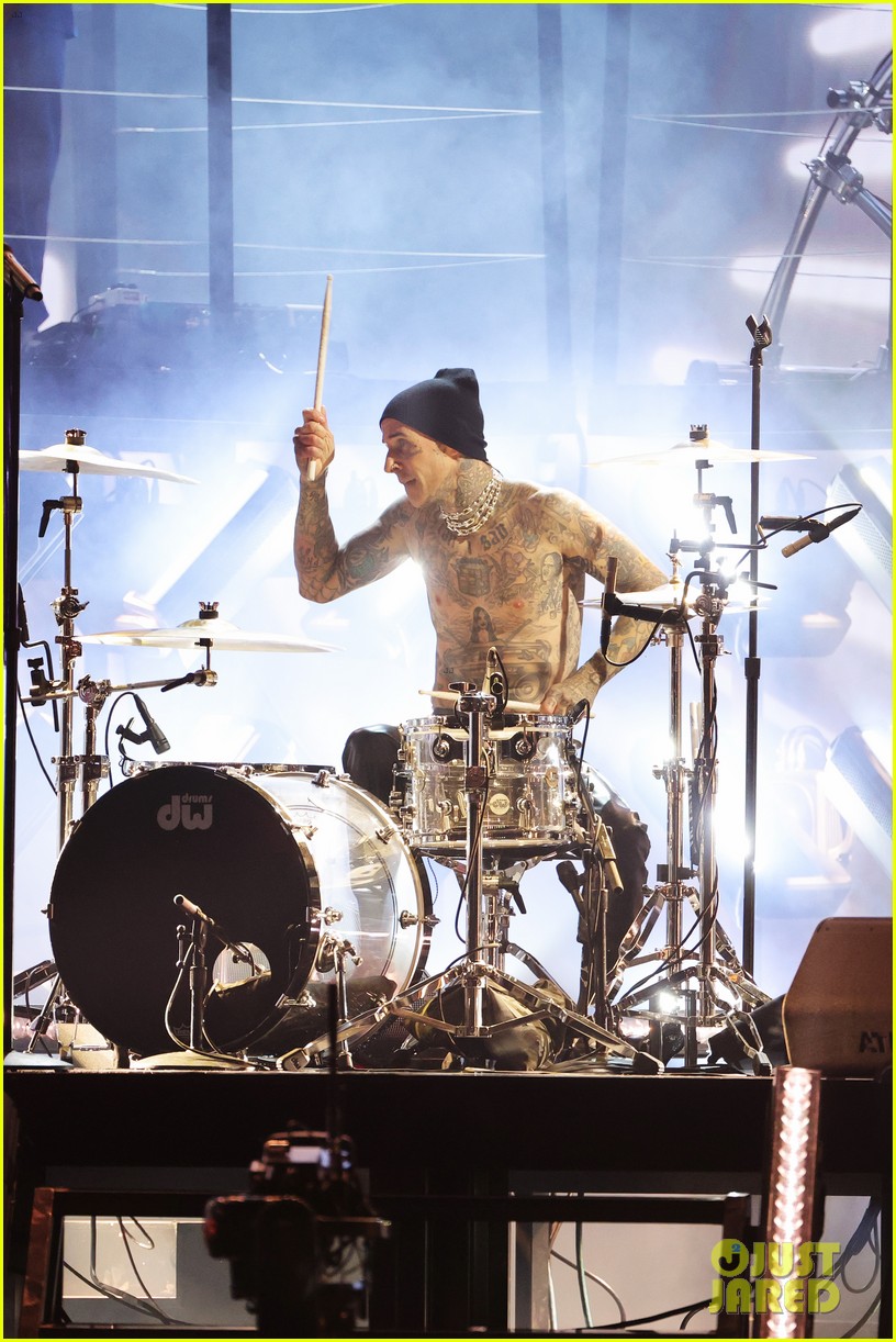 H.E.R. Performs Rock Medley with Lenny Kravitz & Travis Barker at ...