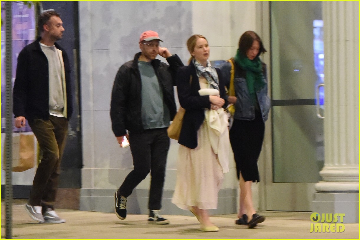 Jennifer Lawrence & Cooke Maroney Dine Out With Friends in Rare Outing ...