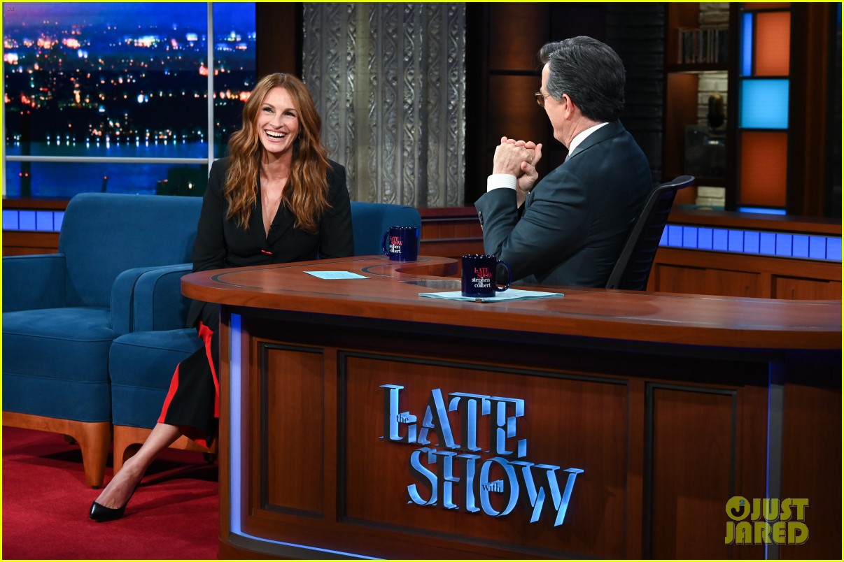 Julia Roberts Kicks Off 'Gaslit' Promo With Appearance on 'The Late ...