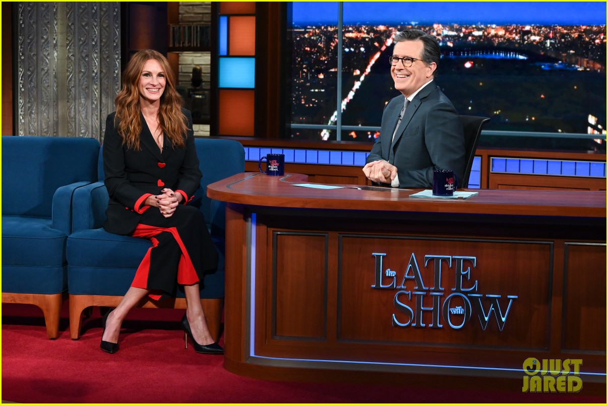 Julia Roberts Kicks Off 'Gaslit' Promo With Appearance on 'The Late ...