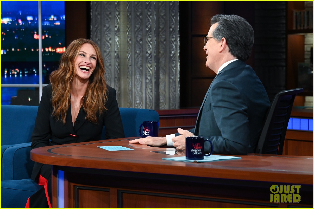 Julia Roberts Kicks Off 'Gaslit' Promo With Appearance on 'The Late ...