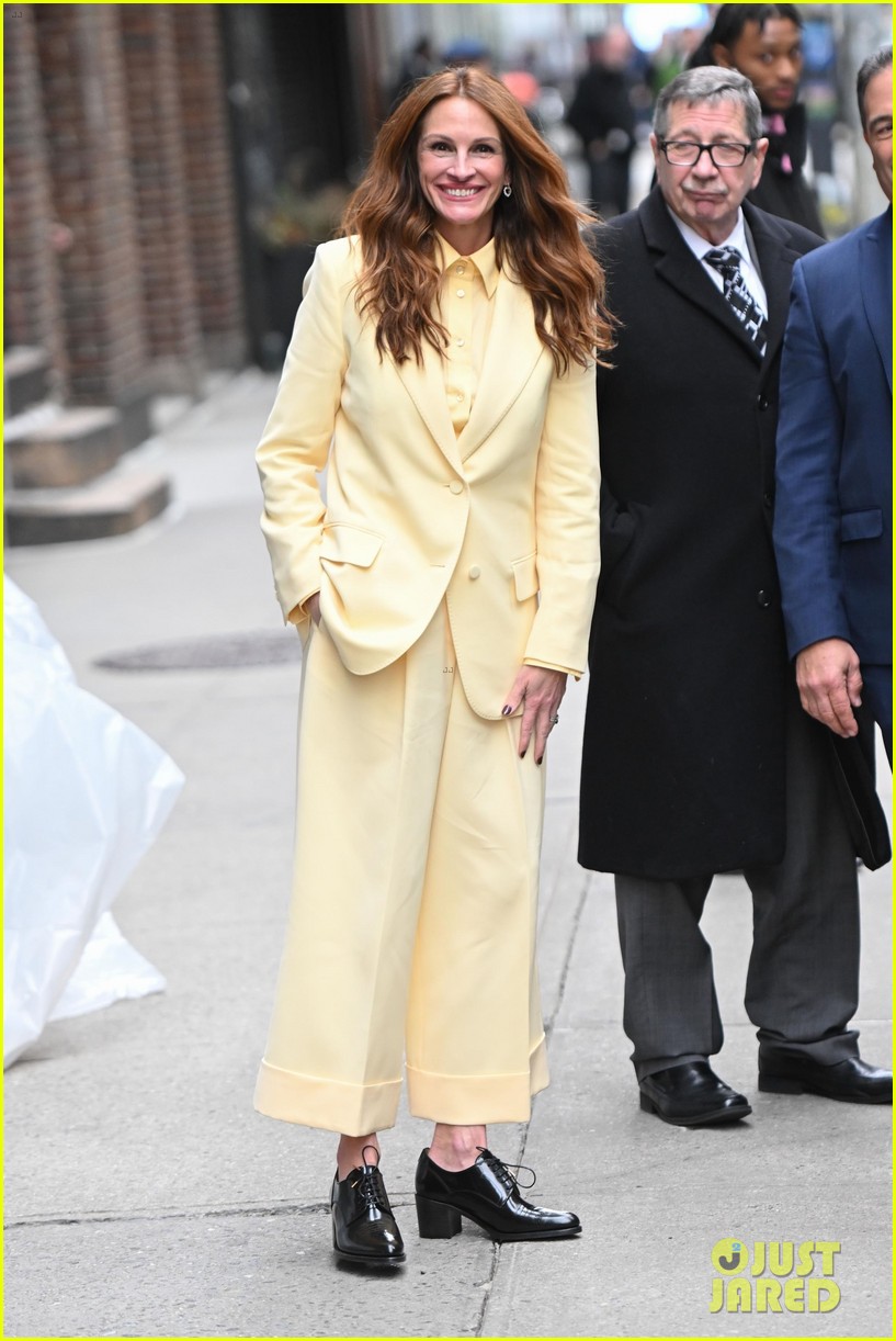 Julia Roberts Kicks Off 'Gaslit' Promo With Appearance on 'The Late ...