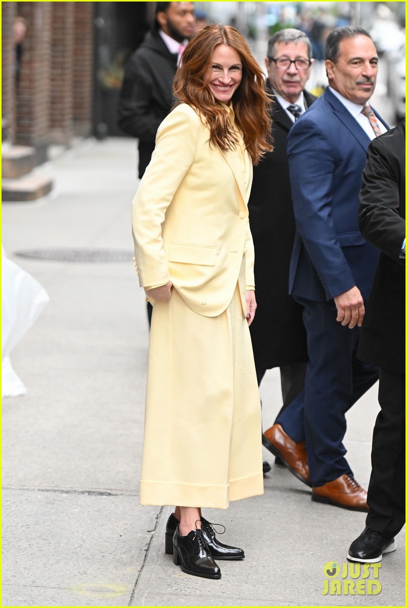 Julia Roberts Kicks Off 'Gaslit' Promo With Appearance on 'The Late ...