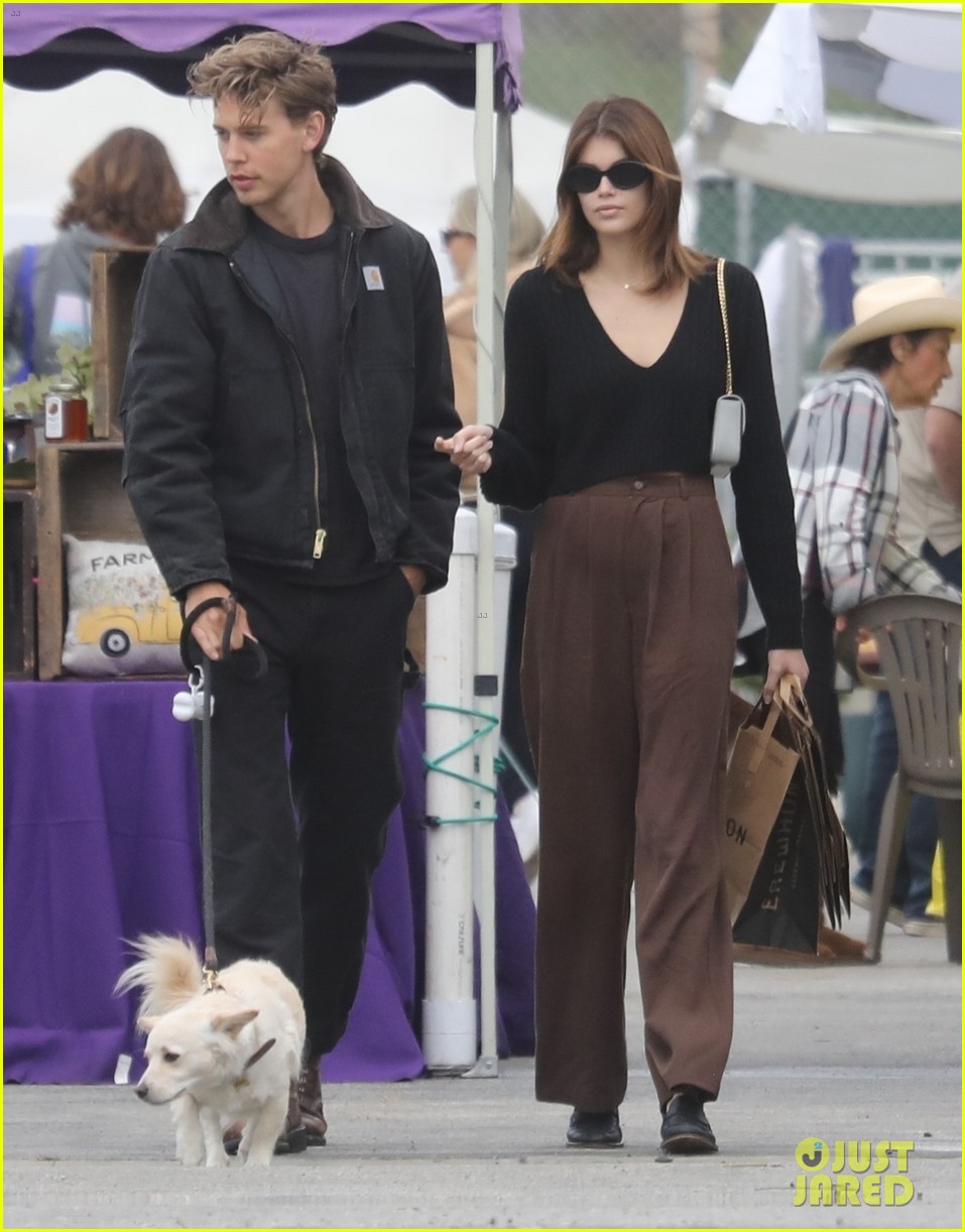 Kaia Gerber & Austin Butler Hold Hands During a Trip to the Farmer's ...