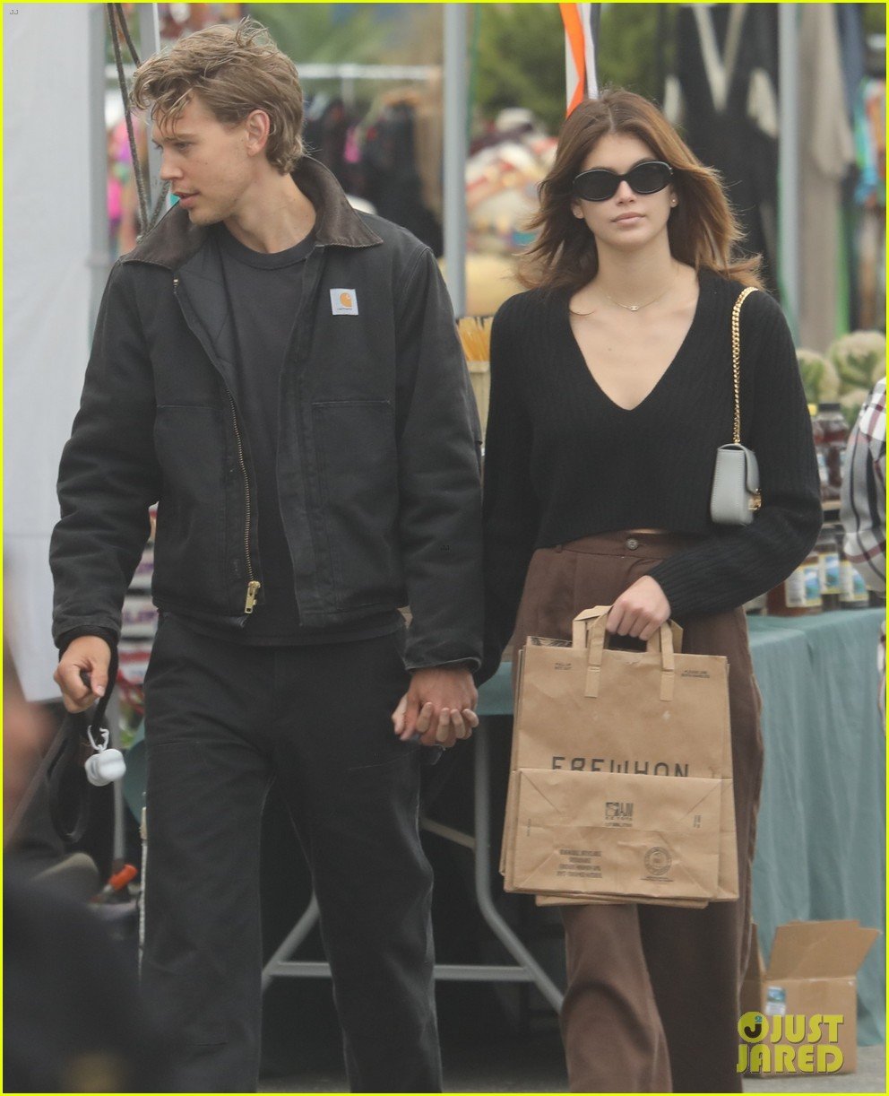 Kaia Gerber & Austin Butler Hold Hands During a Trip to the Farmer's ...