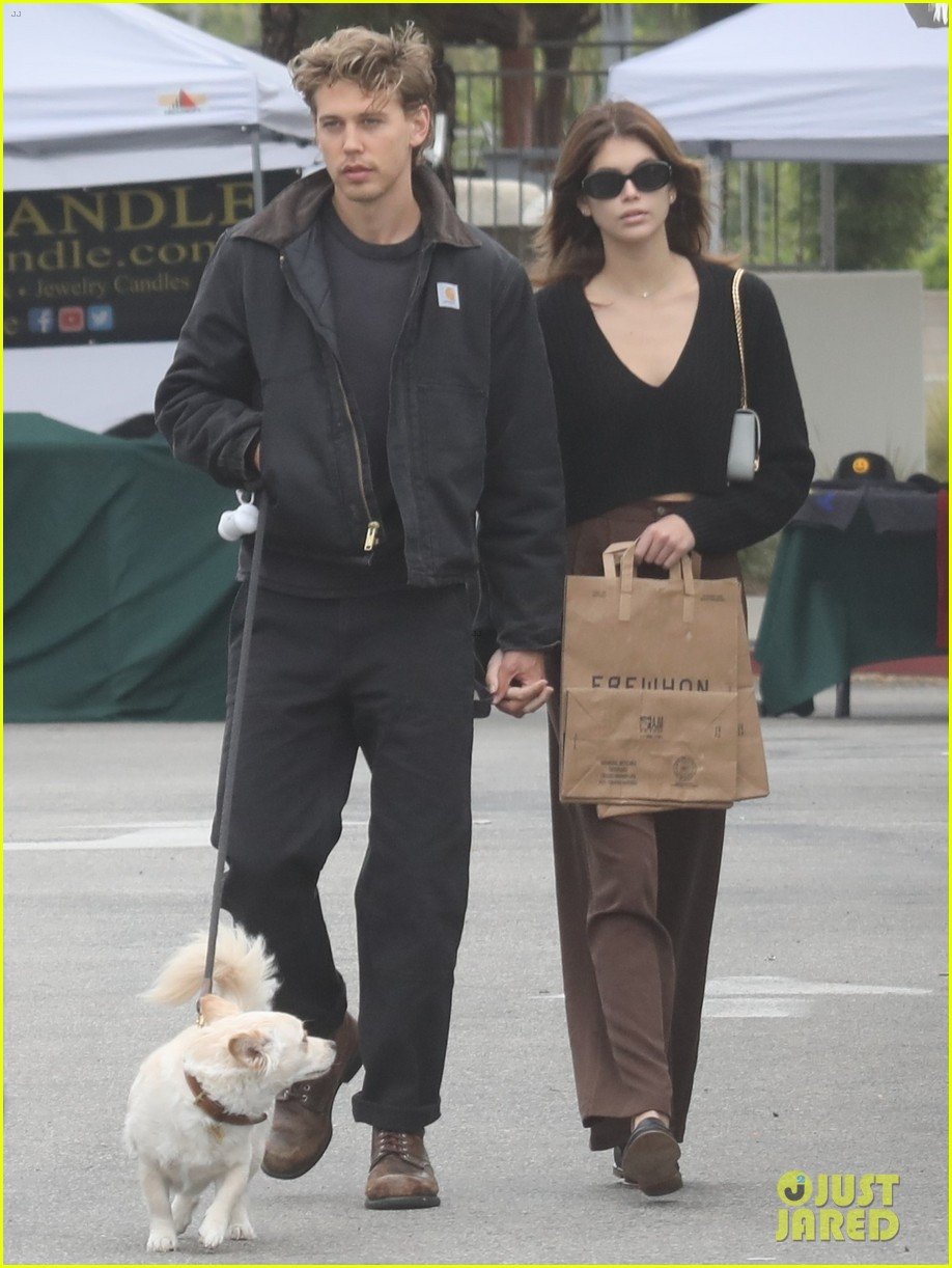 Kaia Gerber & Austin Butler Hold Hands During a Trip to the Farmer's ...