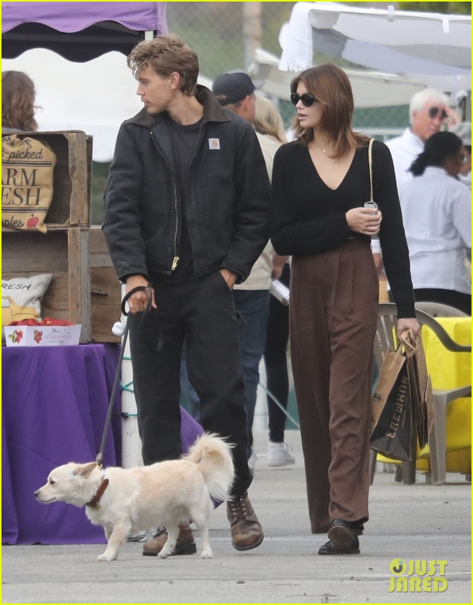 Kaia Gerber & Austin Butler Hold Hands During a Trip to the Farmer's ...