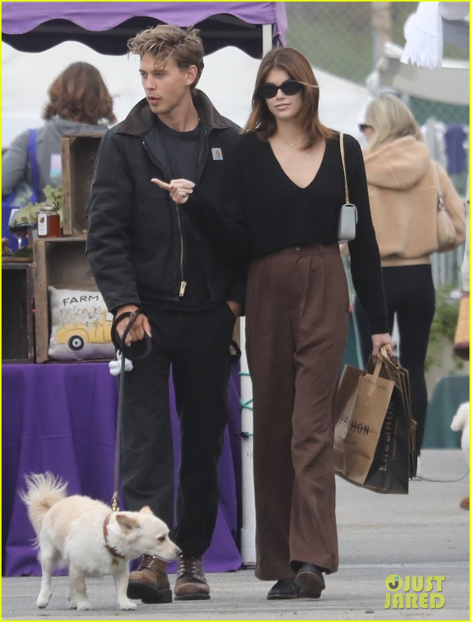 Kaia Gerber & Austin Butler Hold Hands During a Trip to the Farmer's ...