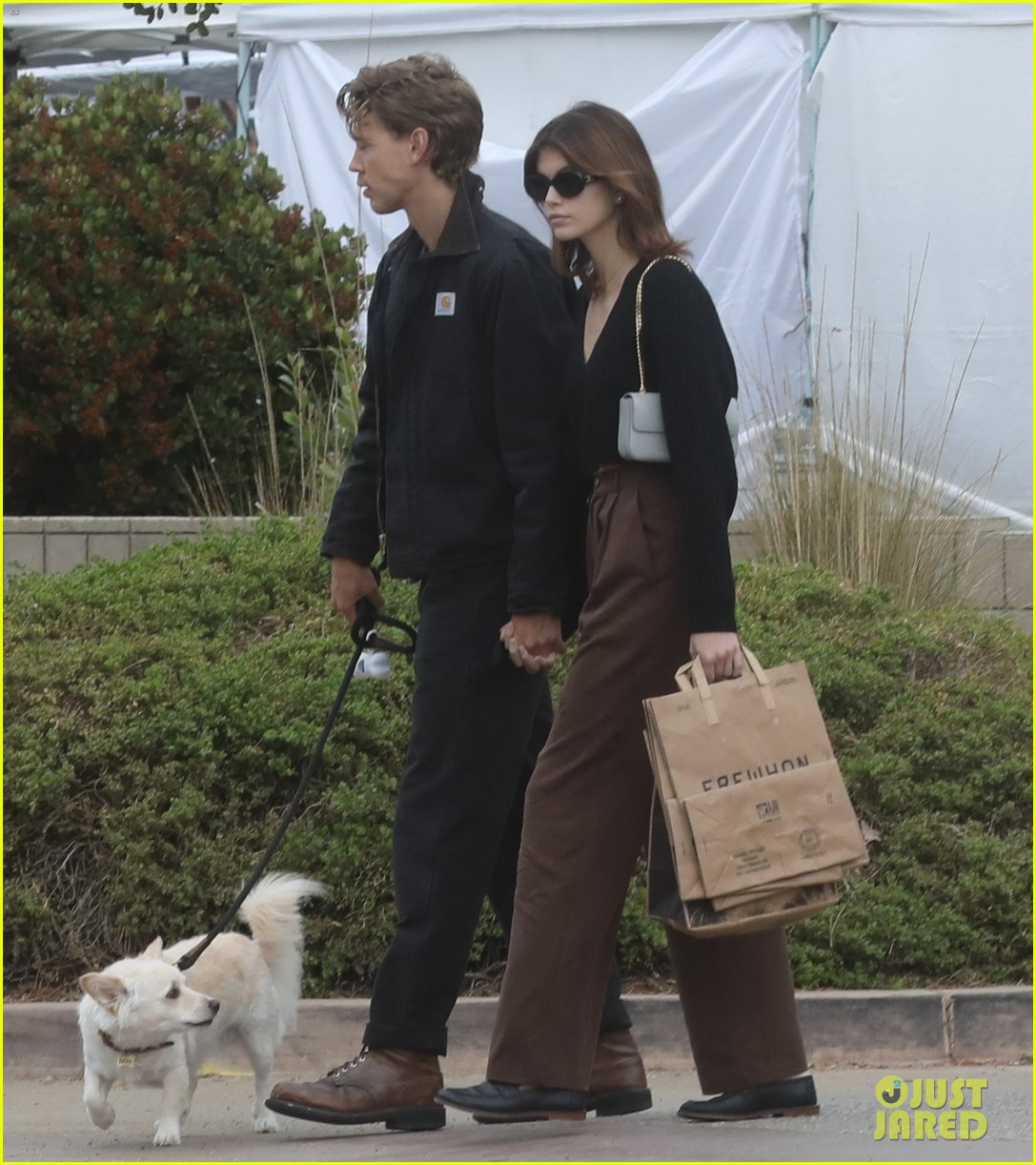 Kaia Gerber & Austin Butler Hold Hands During a Trip to the Farmer's ...