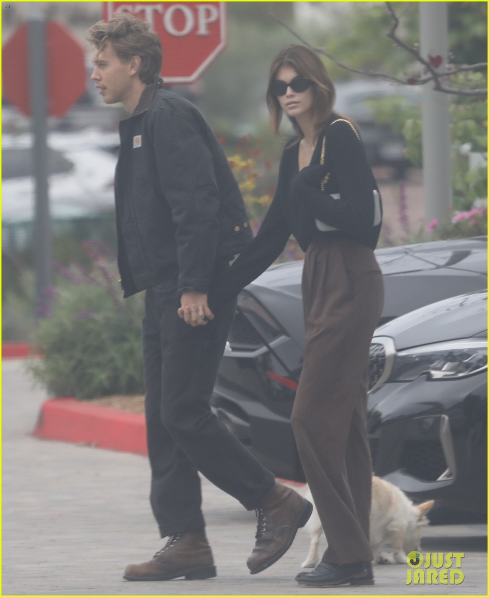 Kaia Gerber & Austin Butler Hold Hands During a Trip to the Farmer's ...