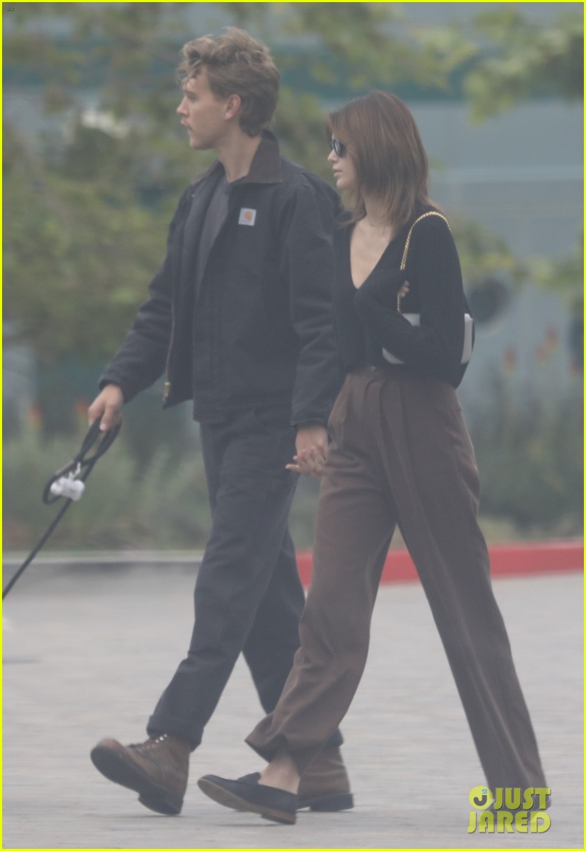 Kaia Gerber & Austin Butler Hold Hands During a Trip to the Farmer's ...