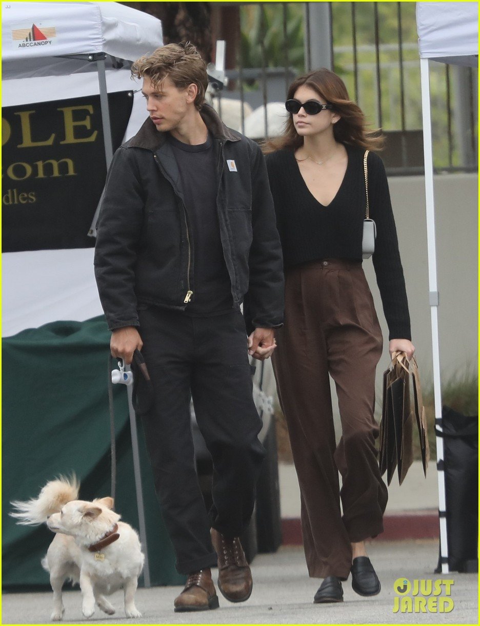 Kaia Gerber & Austin Butler Hold Hands During a Trip to the Farmer's ...