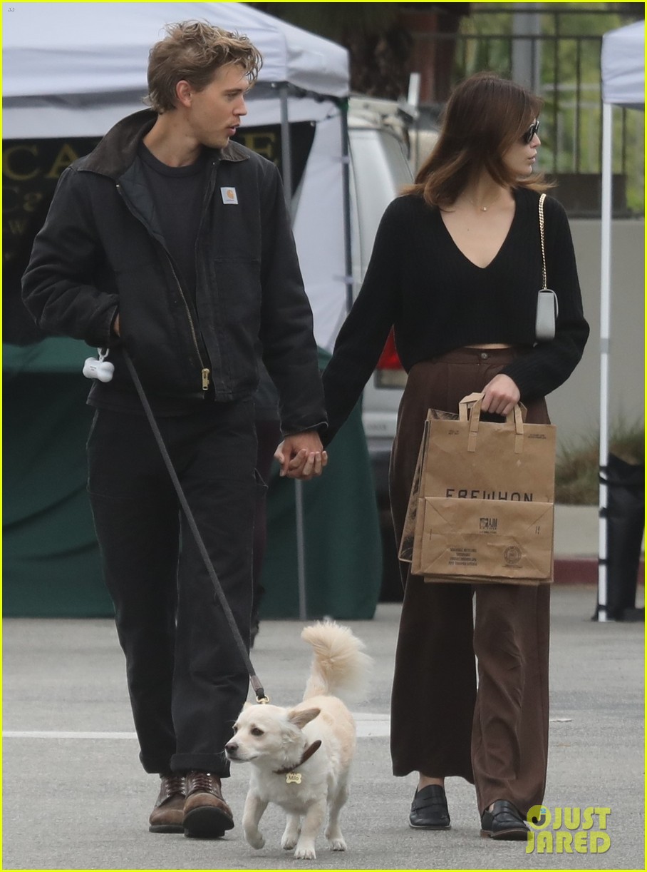 Kaia Gerber & Austin Butler Hold Hands During a Trip to the Farmer's ...