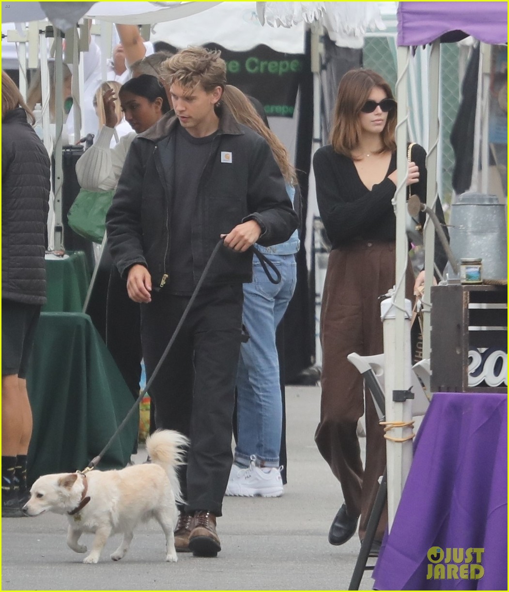 Kaia Gerber & Austin Butler Hold Hands During a Trip to the Farmer's ...