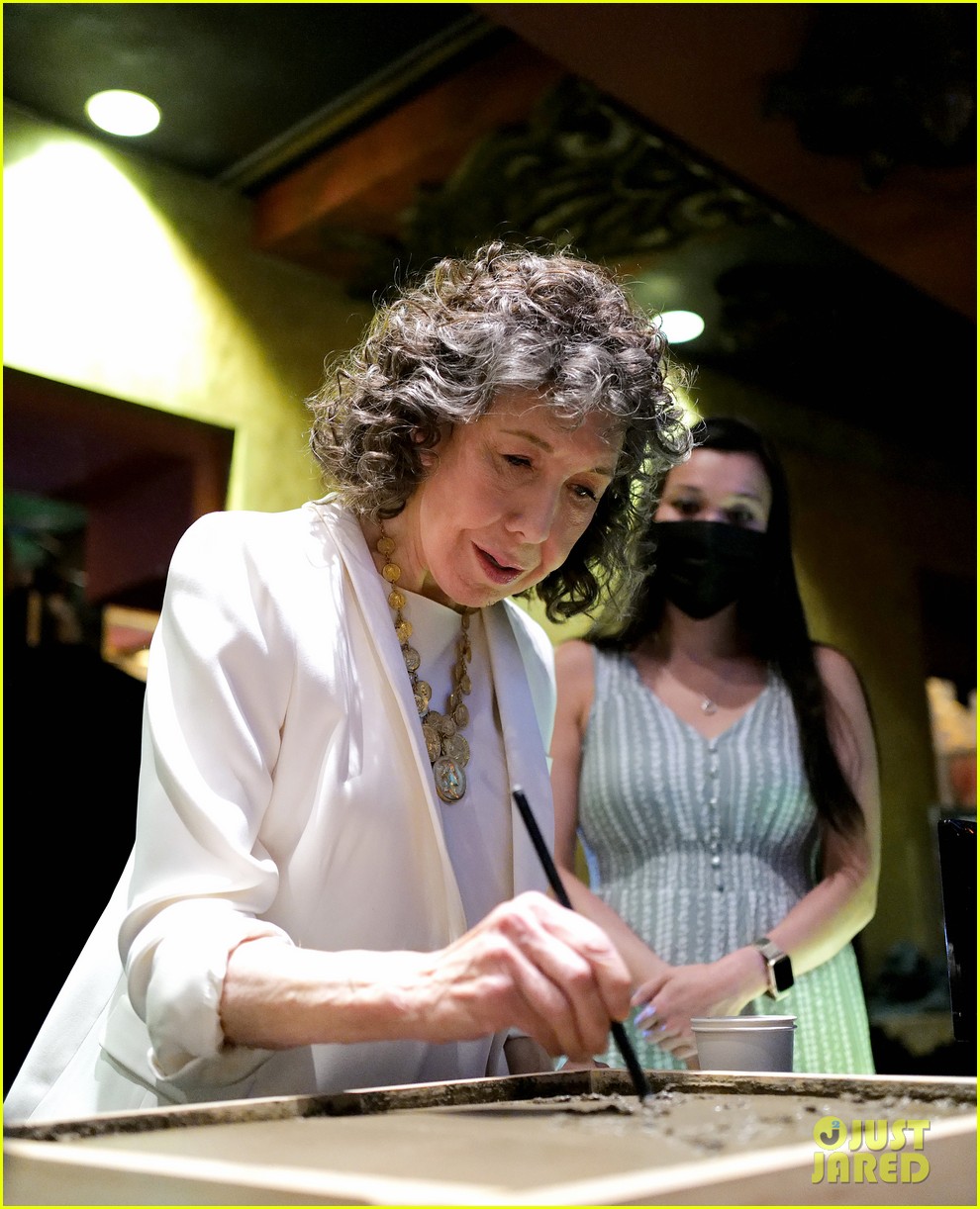 Jane Fonda Sheds Tears While Honoring Lifelong Friend Lily Tomlin ...