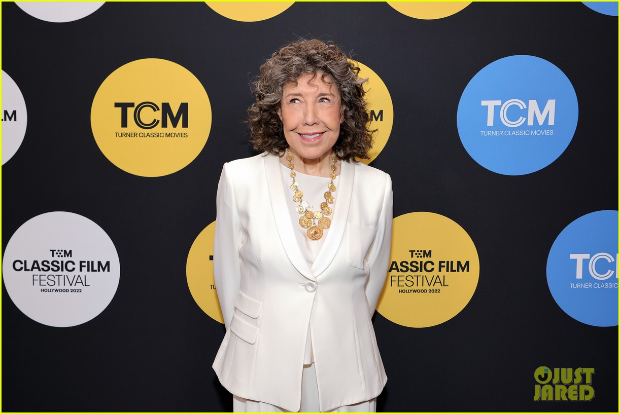 Jane Fonda Sheds Tears While Honoring Lifelong Friend Lily Tomlin ...