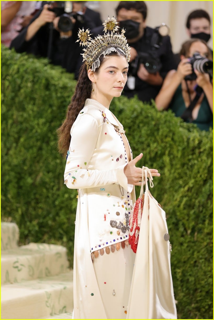 Lorde Defends 'Dramatic' Decision to Shush Fans After 'Melodrama' Tour ...