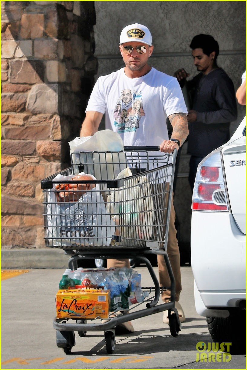 Ryan Phillippe Went Shirtless for His Outdoor Workout & He Looks Great ...