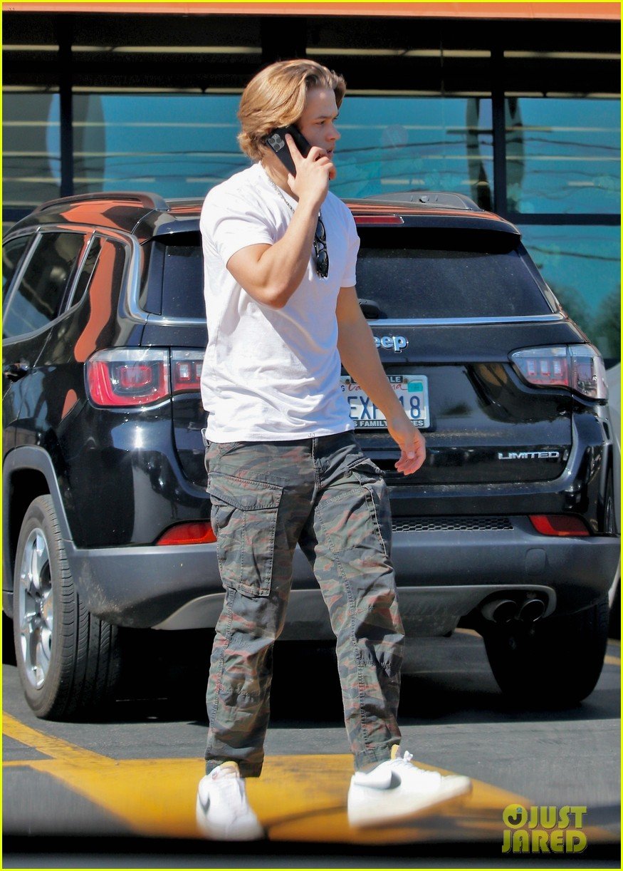 Ryan Phillippe Went Shirtless for His Outdoor Workout & He Looks Great ...