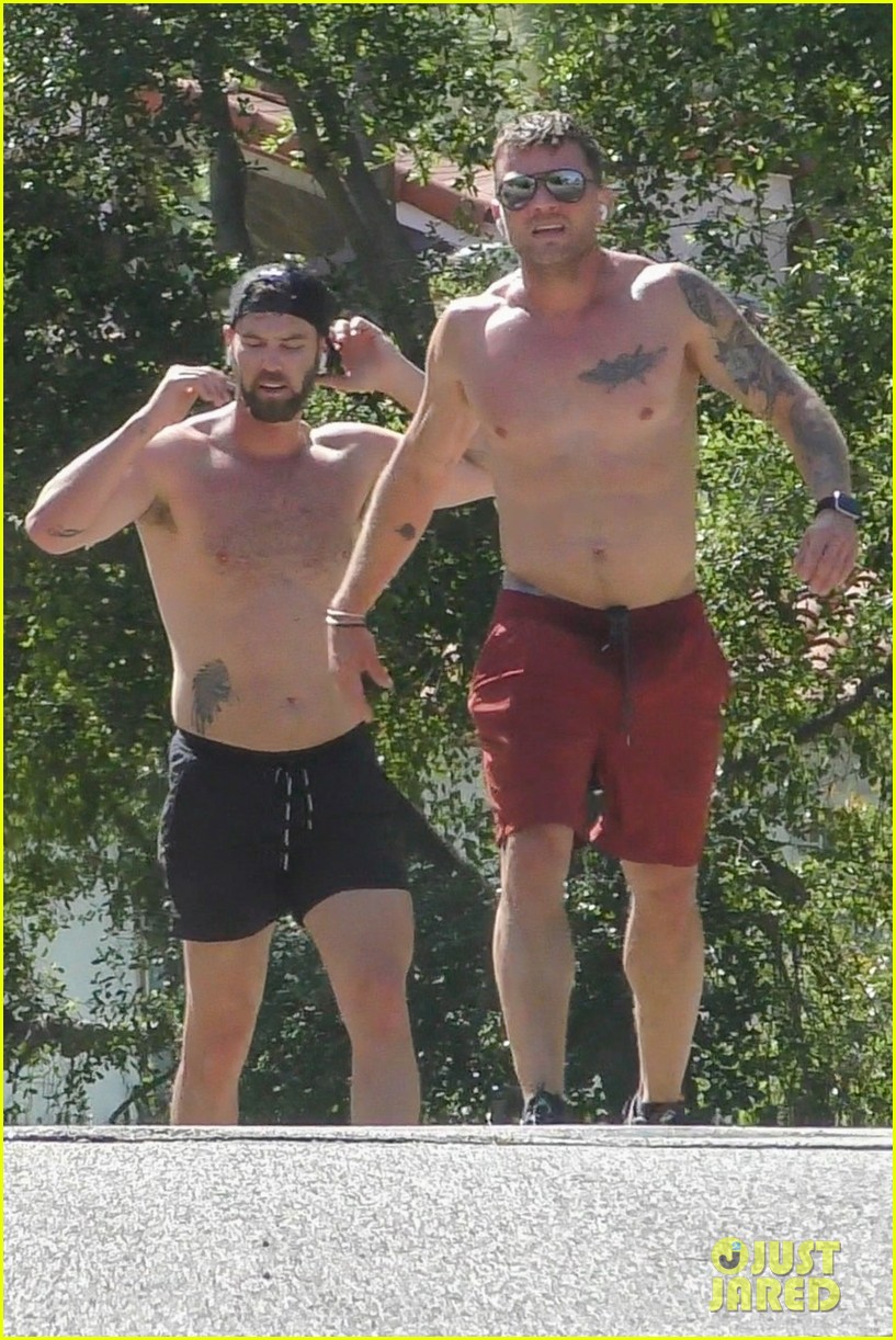 Ryan Phillippe Went Shirtless for His Outdoor Workout & He Looks Great ...