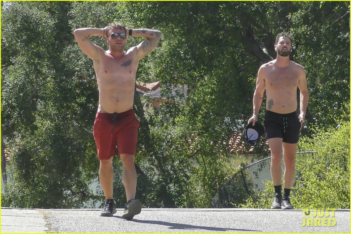 Ryan Phillippe Went Shirtless for His Outdoor Workout & He Looks Great ...
