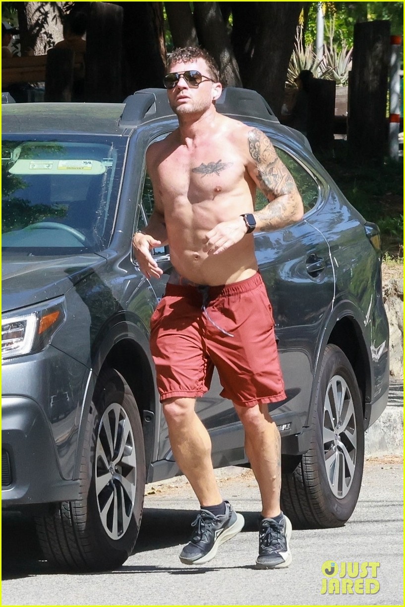 Ryan Phillippe Went Shirtless for His Outdoor Workout & He Looks Great ...