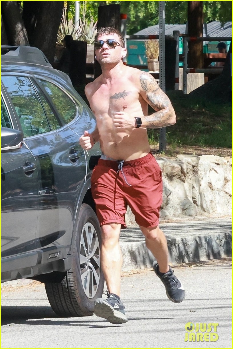 Ryan Phillippe Went Shirtless for His Outdoor Workout & He Looks Great ...