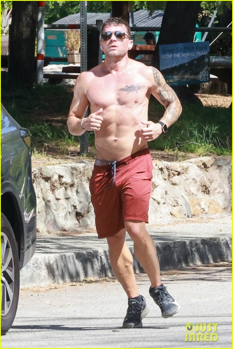Ryan Phillippe Went Shirtless for His Outdoor Workout & He Looks Great ...