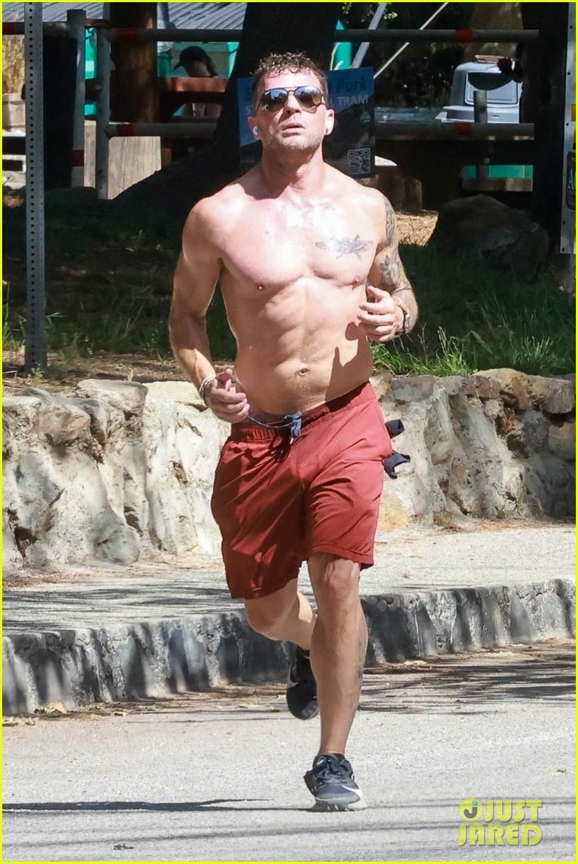 Ryan Phillippe Went Shirtless for His Outdoor Workout & He Looks Great ...
