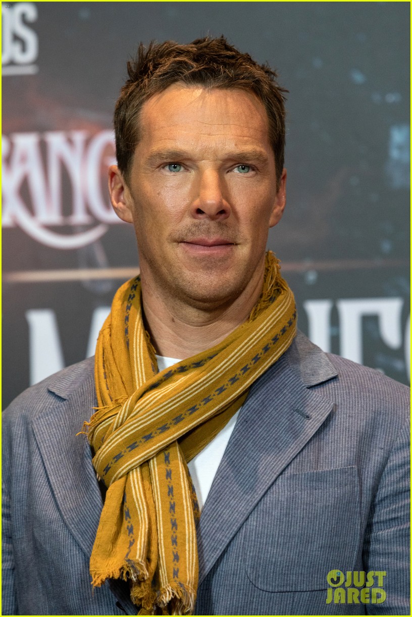 Benedict Cumberbatch & Elizabeth Olsen Kick Off 'Doctor Strange 2 ...