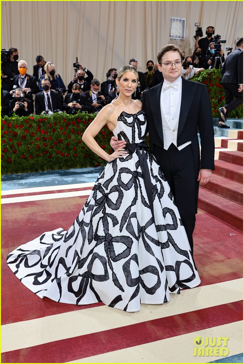 Anna Wintour's Children Bee Carrozzini & Charlie Shaffer Arrive at Met ...