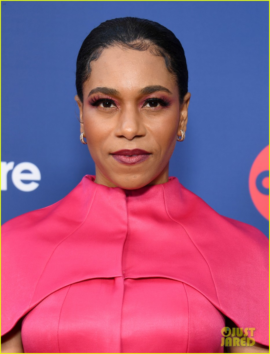 Ellen Pompeo Joins Her 'Grey's Anatomy' Co-Stars for 400th Episode ...