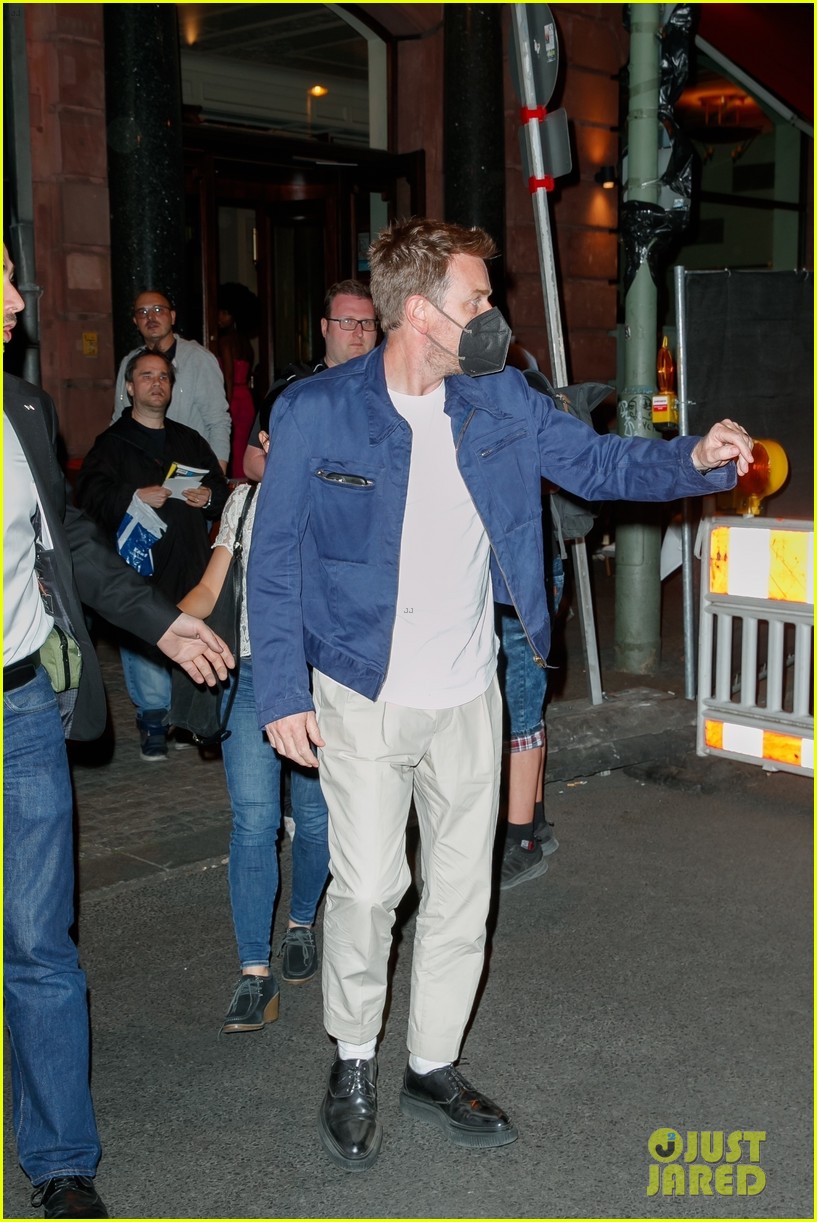Ewan McGregor & Hayden Christensen Were Surrounded By Fans After ...