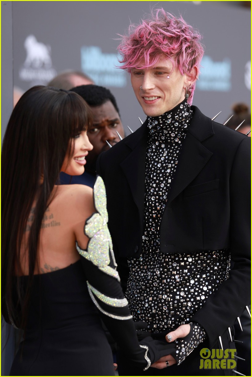 Machine Gun Kelly Wears Diamond-Covered Turtleneck to Billboard Music ...