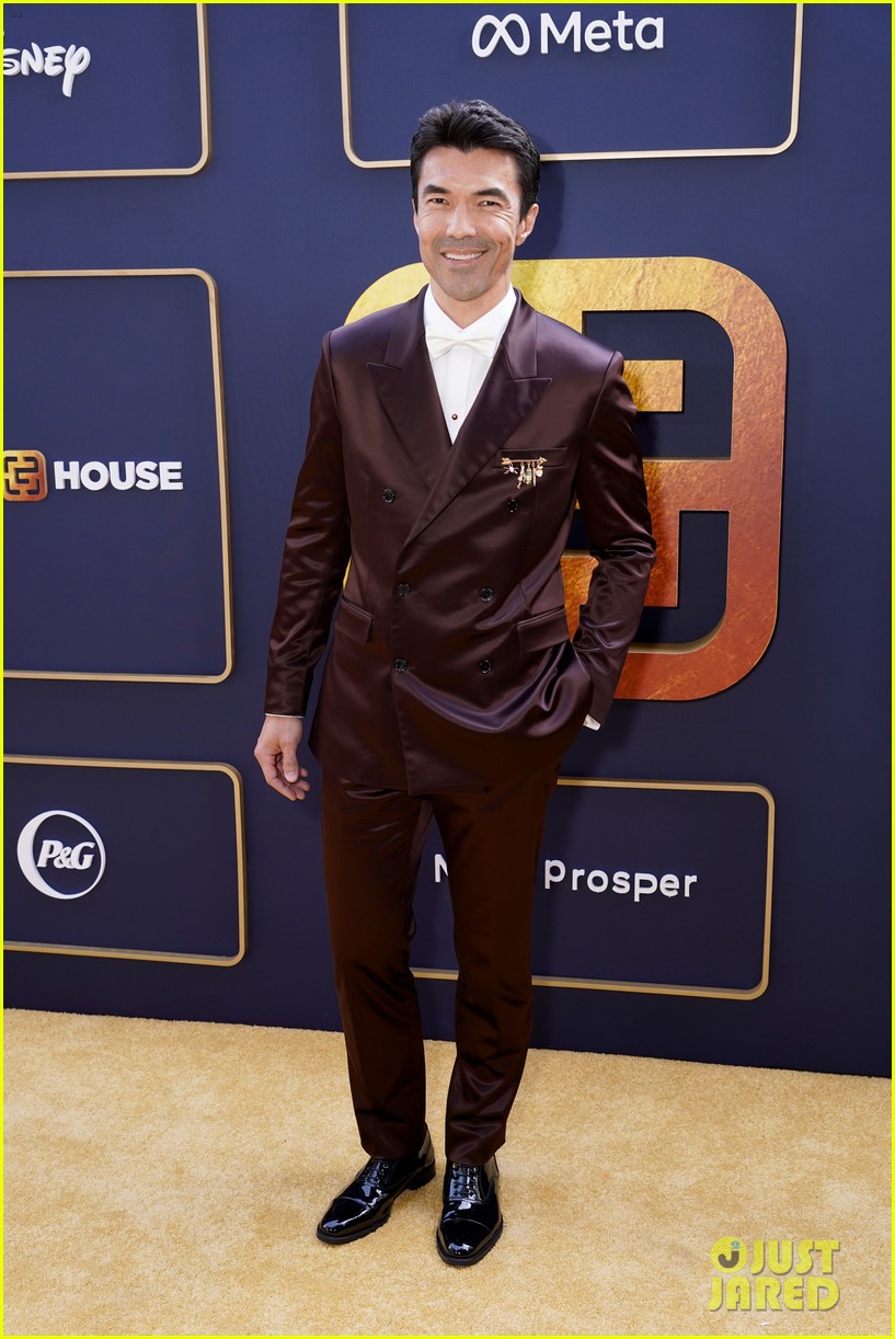 Michelle Yeoh & Mindy Kaling Honored at Gold House's 2022 Gold Gala ...