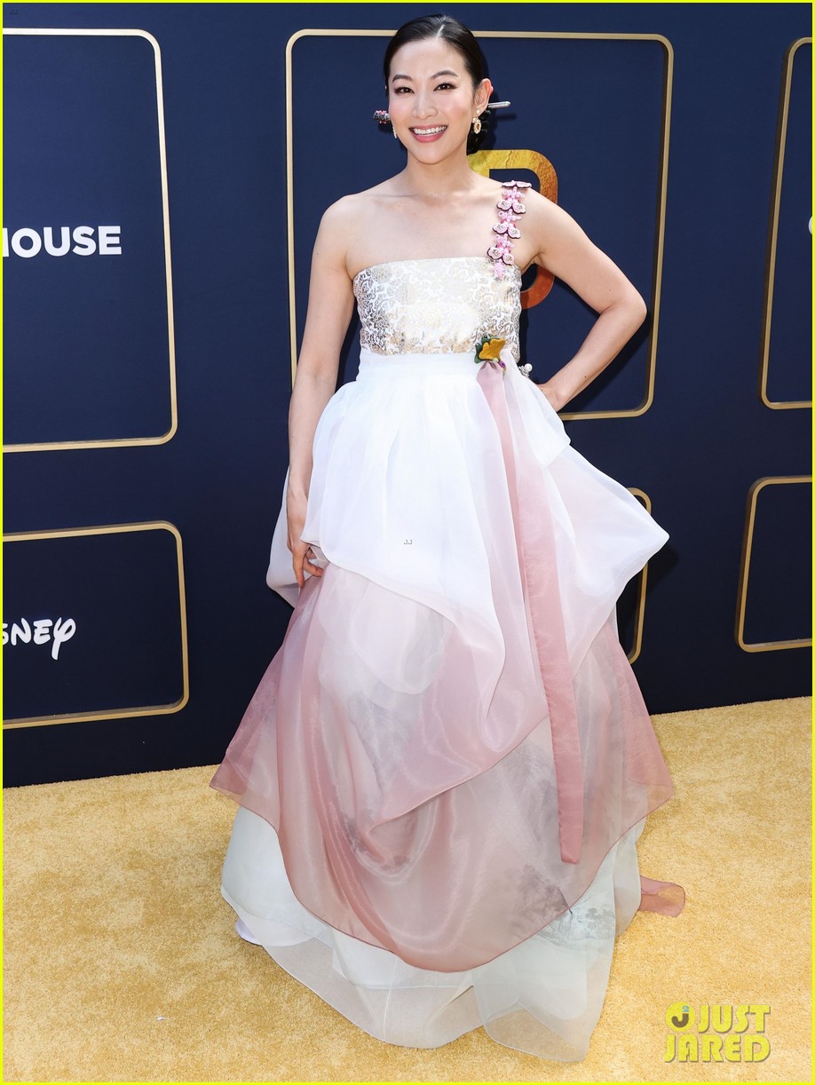 Michelle Yeoh & Mindy Kaling Honored at Gold House's 2022 Gold Gala ...