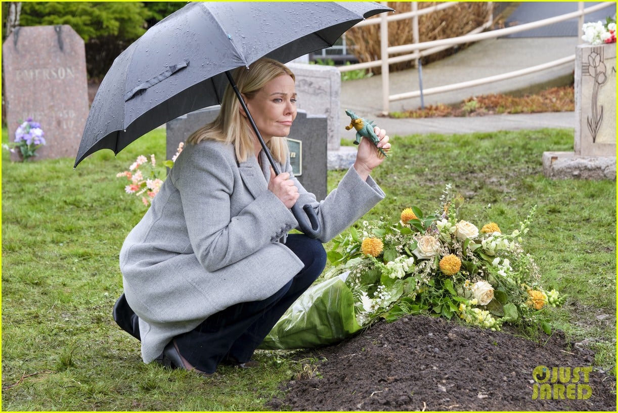 Aimee Teegarden Doubts Herself as a Doctor in Hallmark's New Movie ...