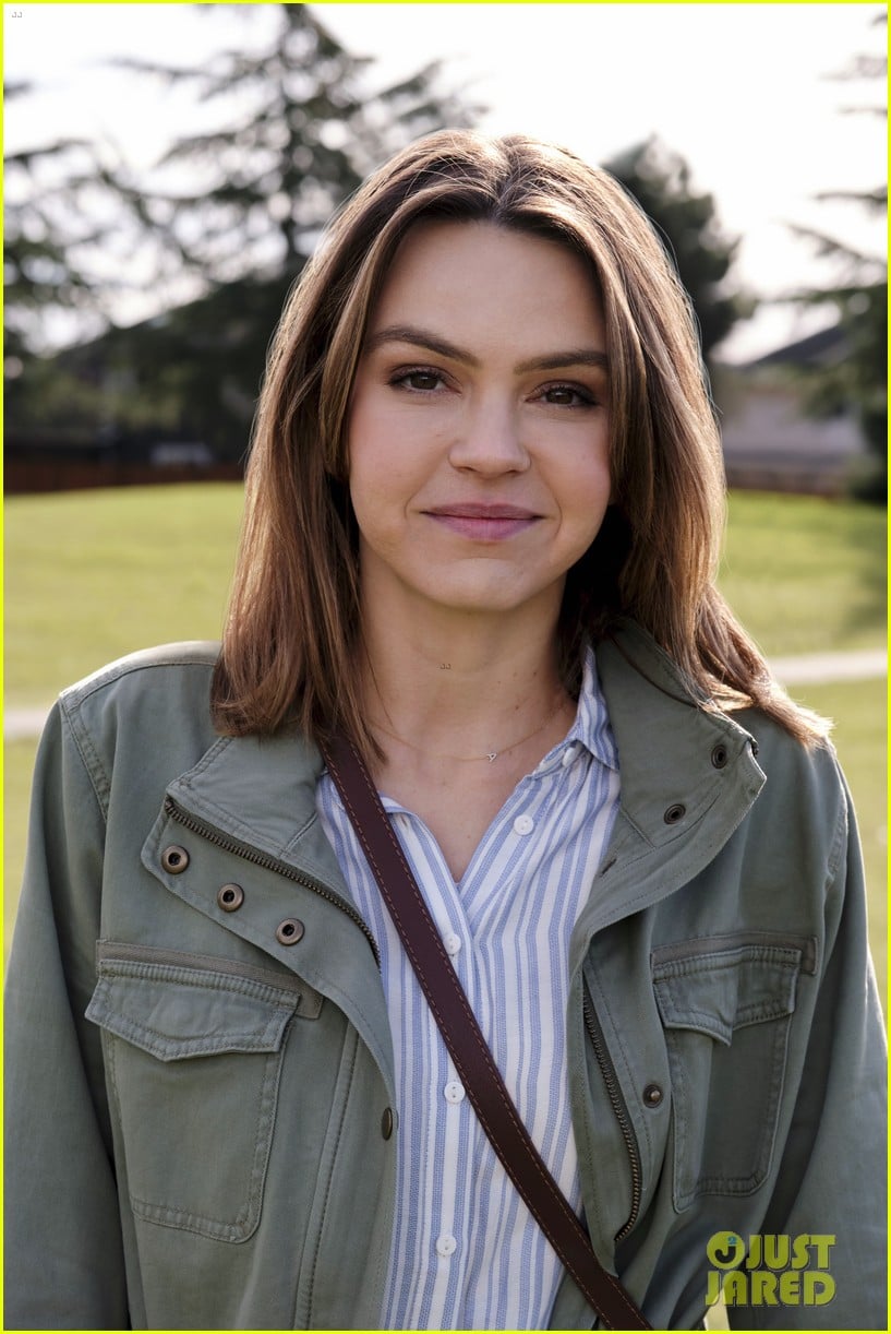 Aimee Teegarden Doubts Herself as a Doctor in Hallmark's New Movie ...
