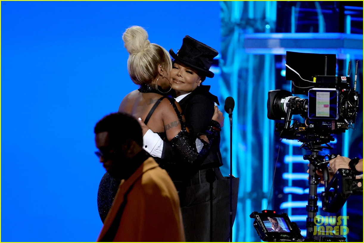 Janet Jackson Honors Mary J. Blige with Icon Award at Billboard Music Awards 2022: Photo 4758591 ...