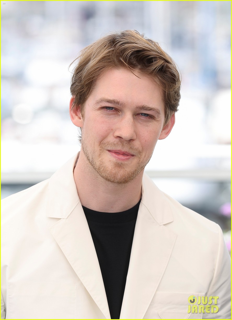 Joe Alwyn & Margaret Qualley Strike a Pose at 'The Stars At Noon' Photo ...