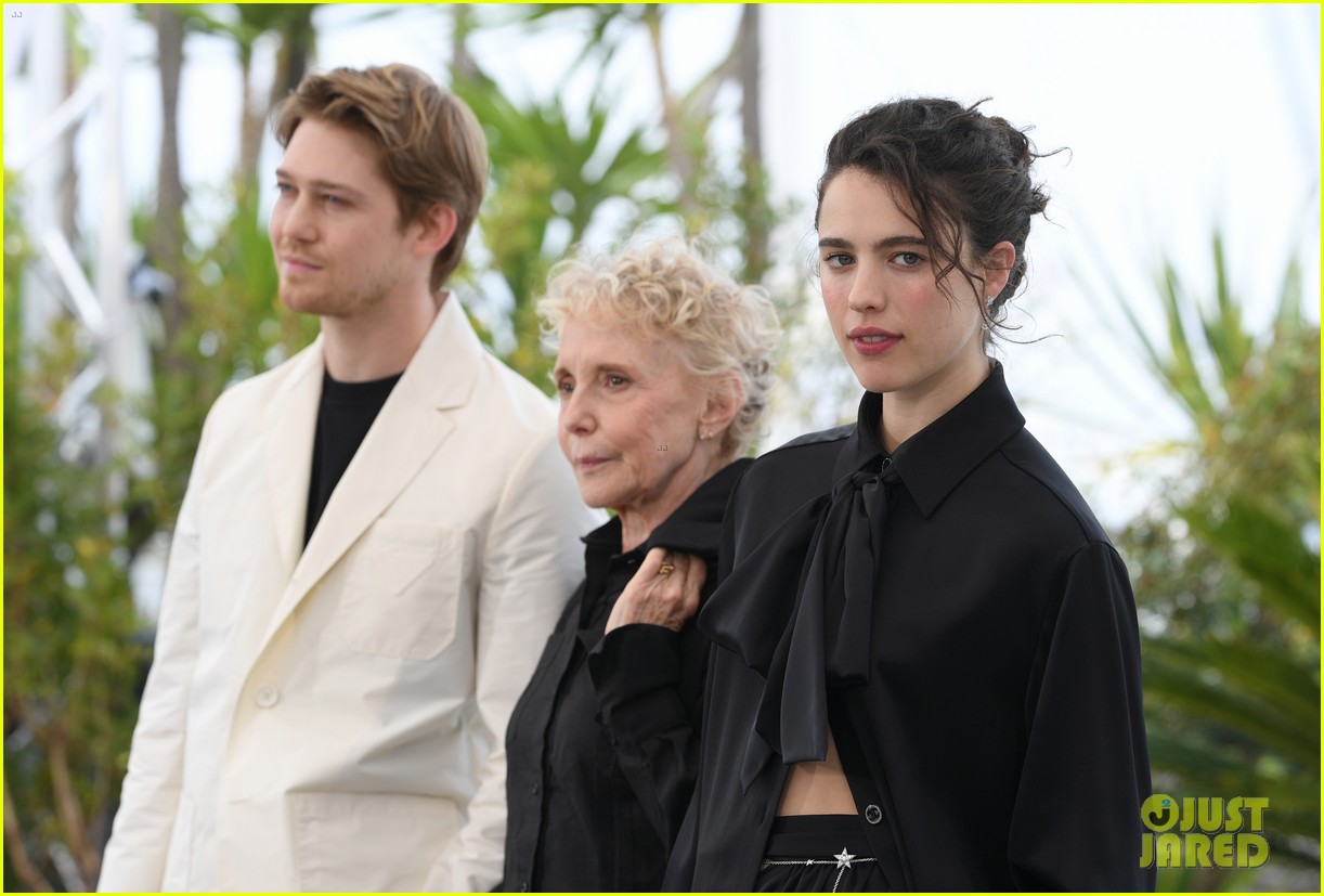 Joe Alwyn & Margaret Qualley Strike a Pose at 'The Stars At Noon' Photo Call in Cannes: Photo ...