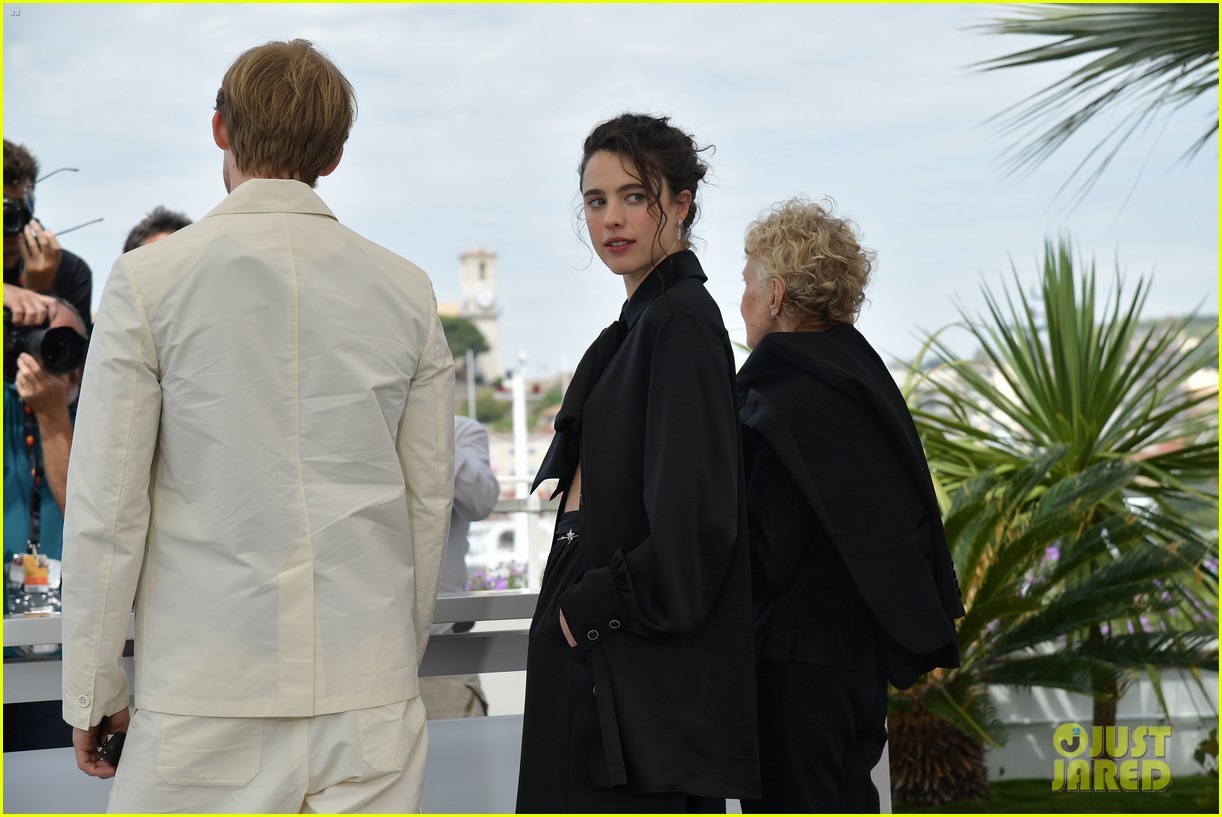 Joe Alwyn & Margaret Qualley Strike a Pose at 'The Stars At Noon' Photo Call in Cannes: Photo ...