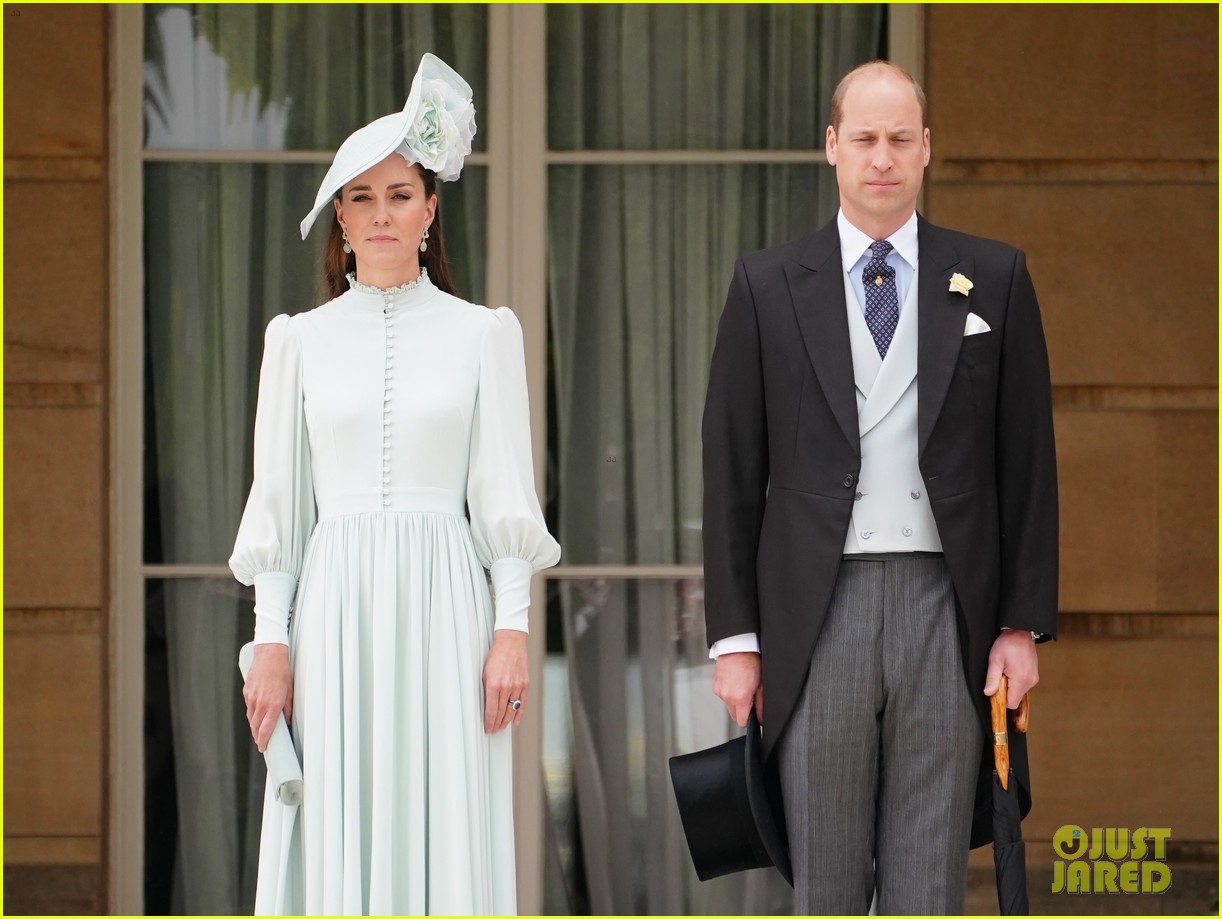 Kate Middleton Steals The Show In A Pretty Floral Fancy Hat at ...