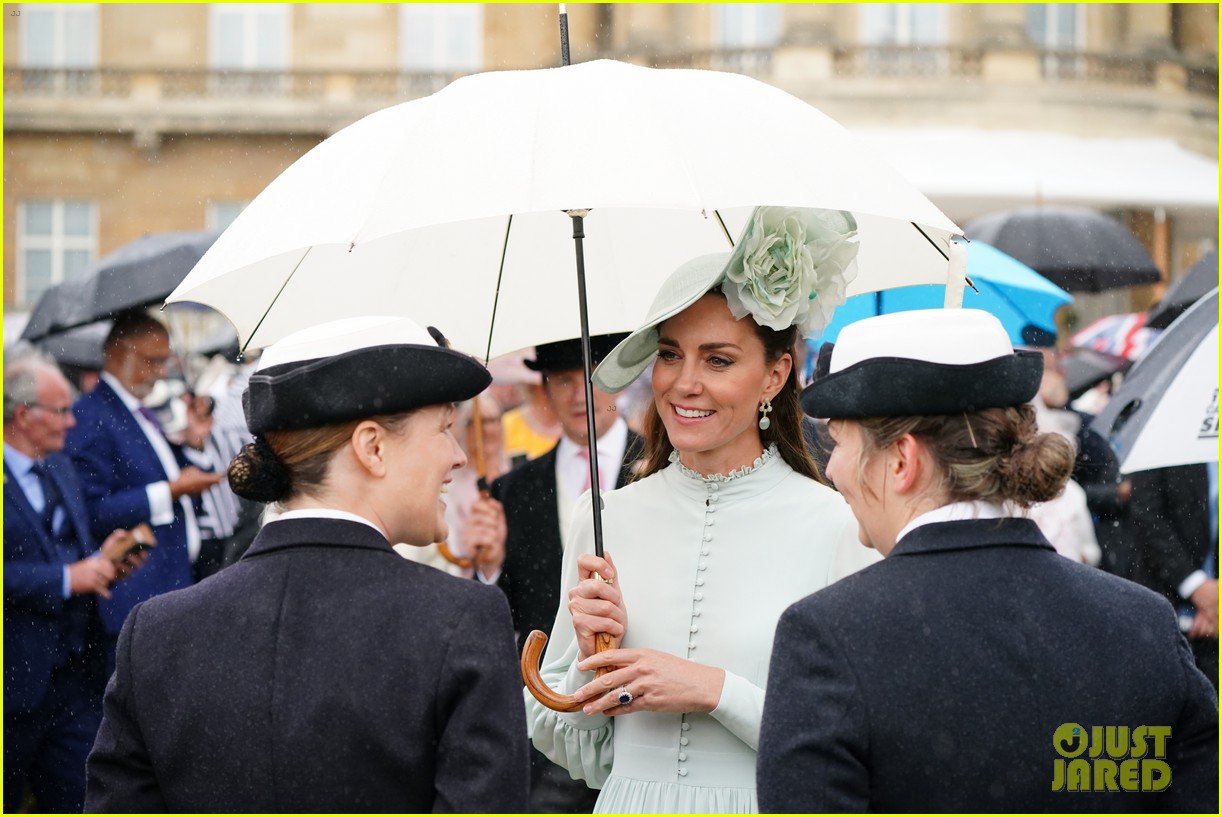 Kate Middleton Steals The Show In A Pretty Floral Fancy Hat at ...