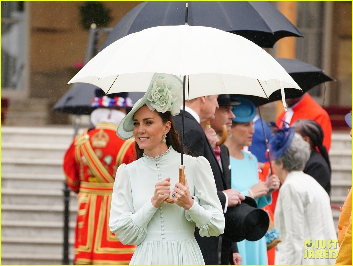 Kate Middleton Steals The Show In A Pretty Floral Fancy Hat at ...