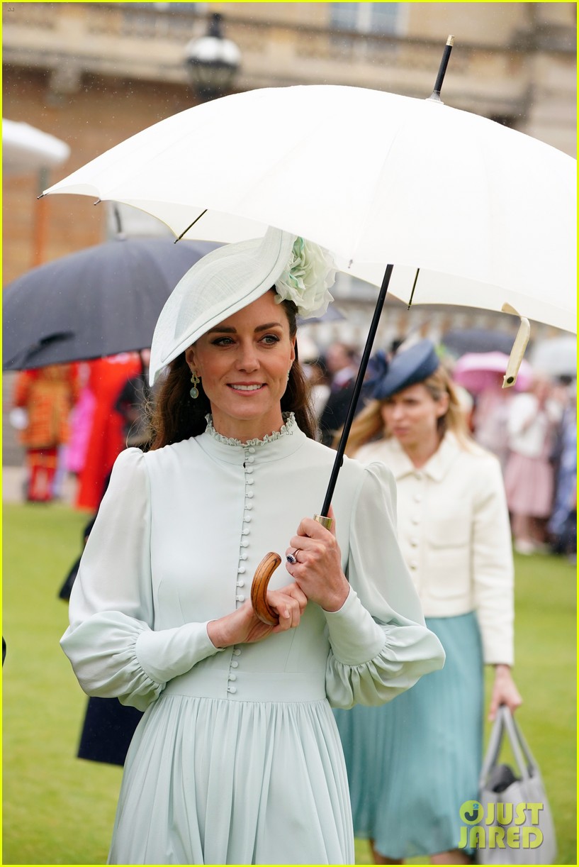 Kate Middleton Steals The Show In A Pretty Floral Fancy Hat at ...